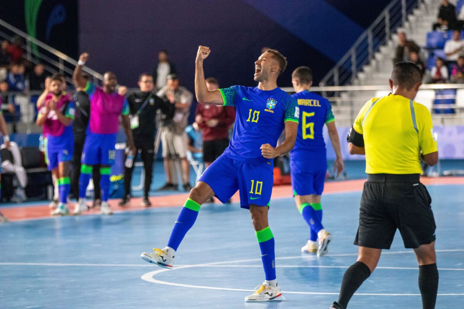 Seleção brasileira se classifica para as oitavas do Mundial de Futsal